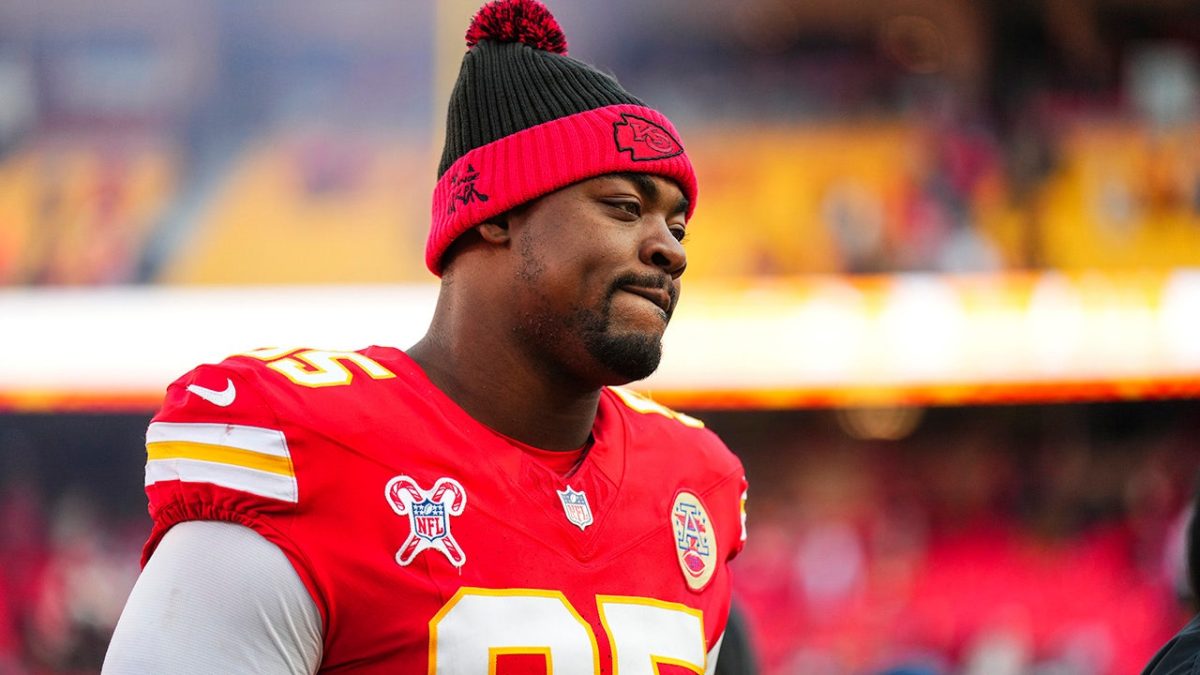 Chris Jones Displays Emotion During National Anthem Before Chiefs ...