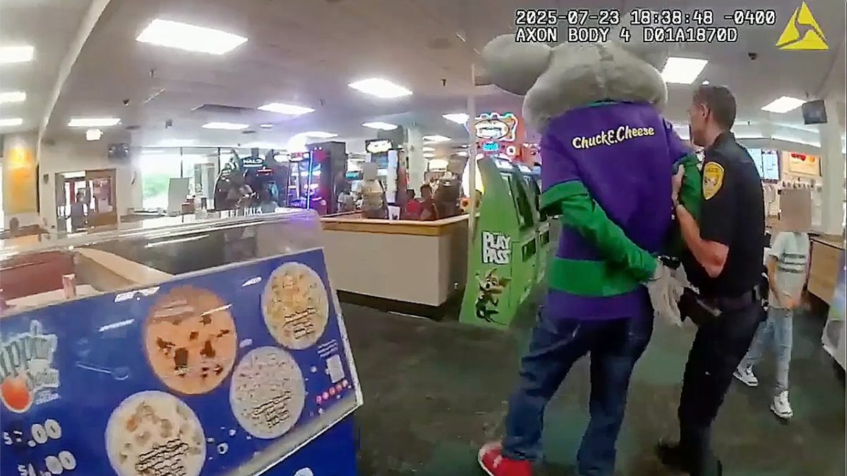 Kids watch as Chuck E. Cheese mascot gets arrested for alleged credit ...