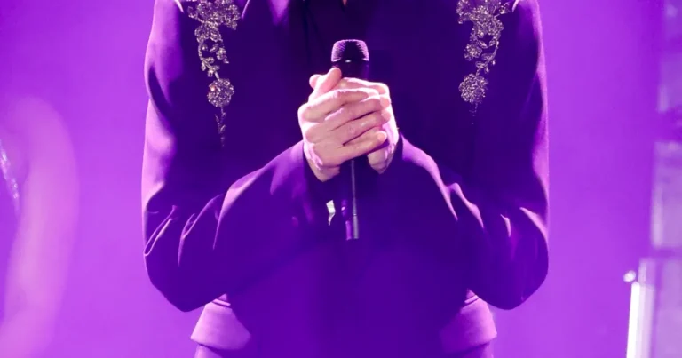 Is Barry Manilow a Smoker? What the Singer Said About Smoking Before ...
