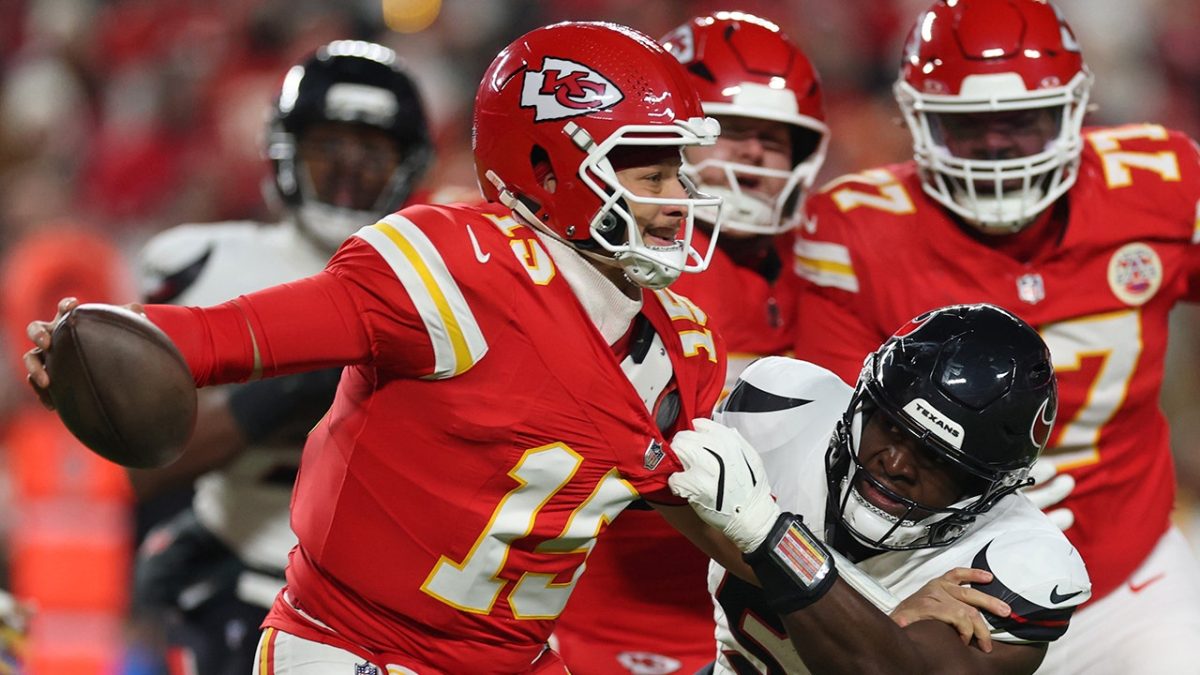 Chiefs’ playoff hopes dwindle as Patrick Mahomes throws three ...